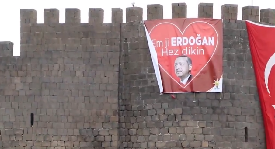 Une affiche d'Erdogan accompagnée d'une phrase en kurde accrochée aux ...