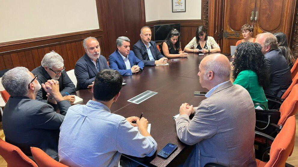 Une délégation du Rojava rencontre le gouvernement de la Catalogne ...