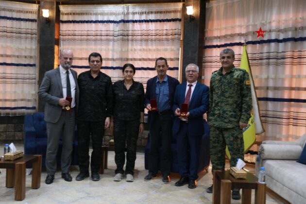 Emmanuel Macron envoie une délégation au Rojava – Kurdistan au féminin