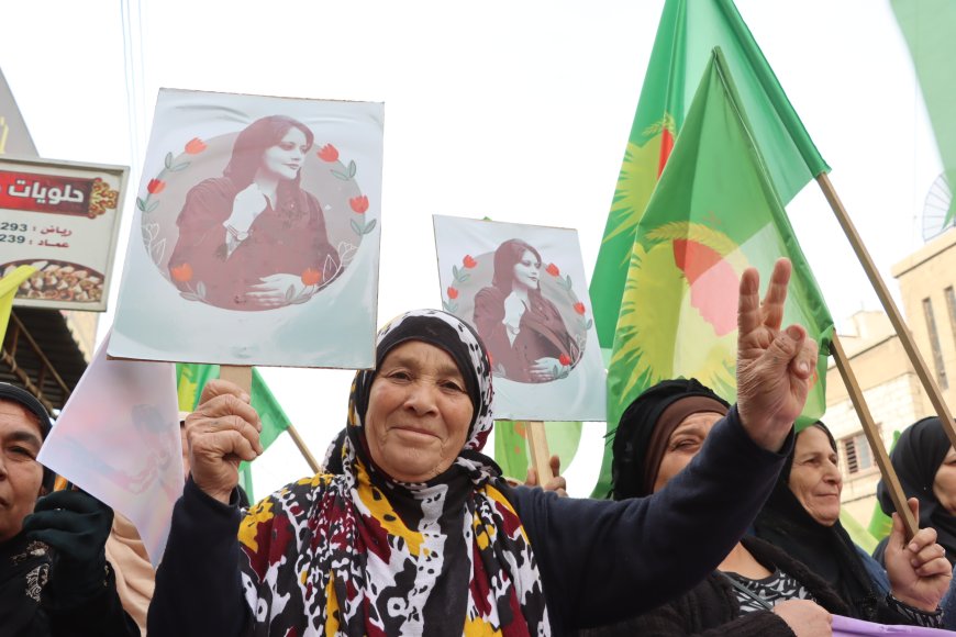 ROJAVA. Les femmes manifestent en masse contre les violences faites aux ...