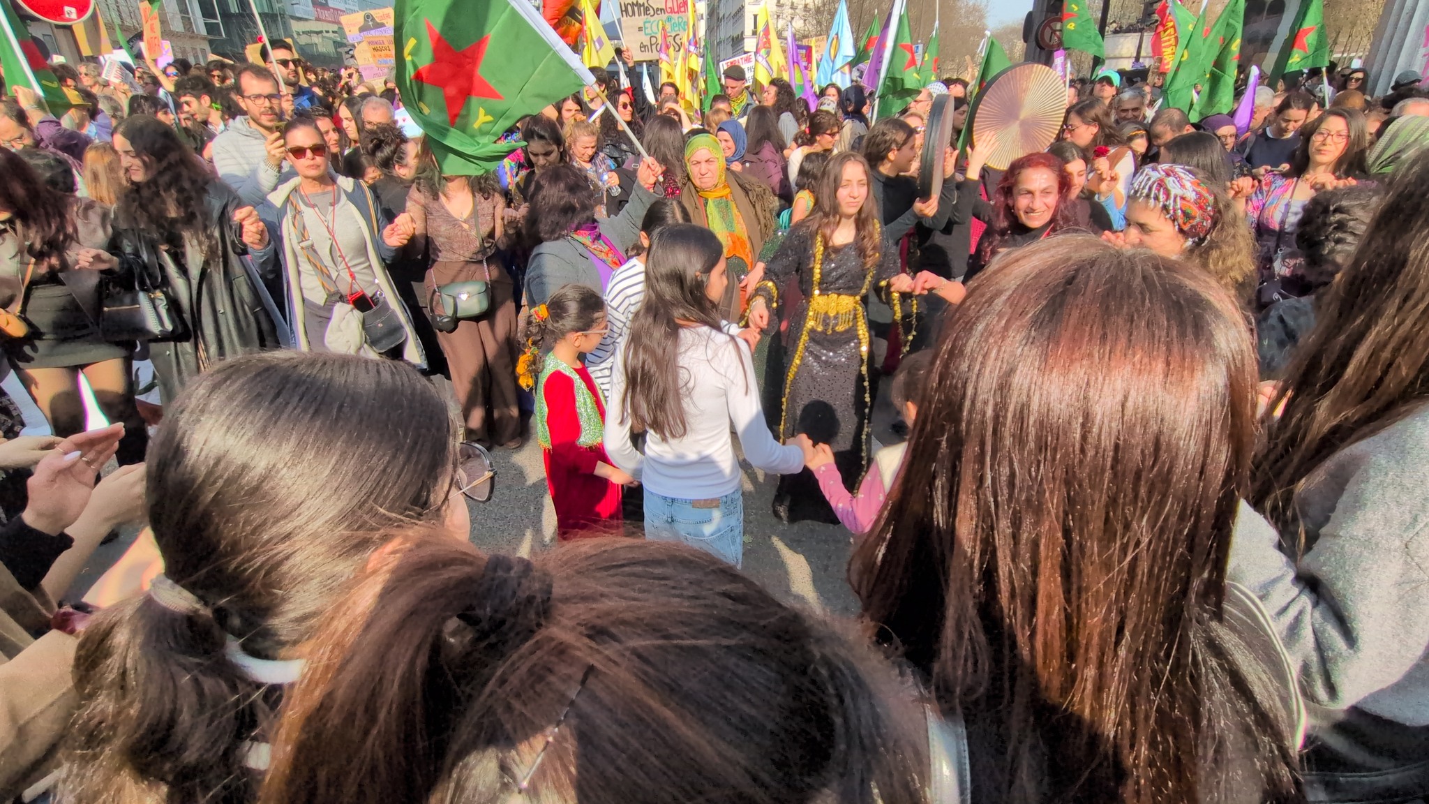 PARIS. Cortège féministe kurde lors du défilé du 8 mars – Kurdistan au ...